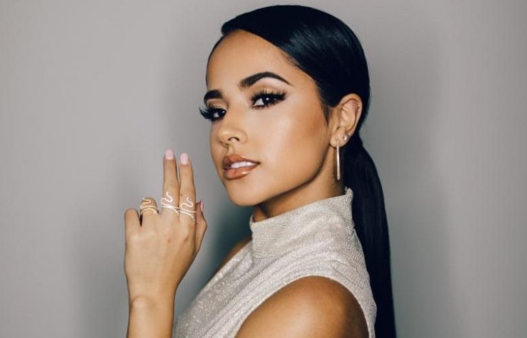 CMN Firma a la Superestrella Latina Becky G – EL COTILLEO DE LA PERDOMO